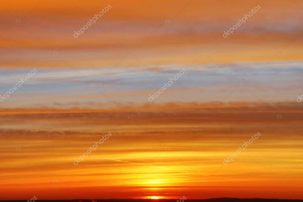El atardecer o el amanecer. El cielo nublado cubierto de rojo, naranja ...