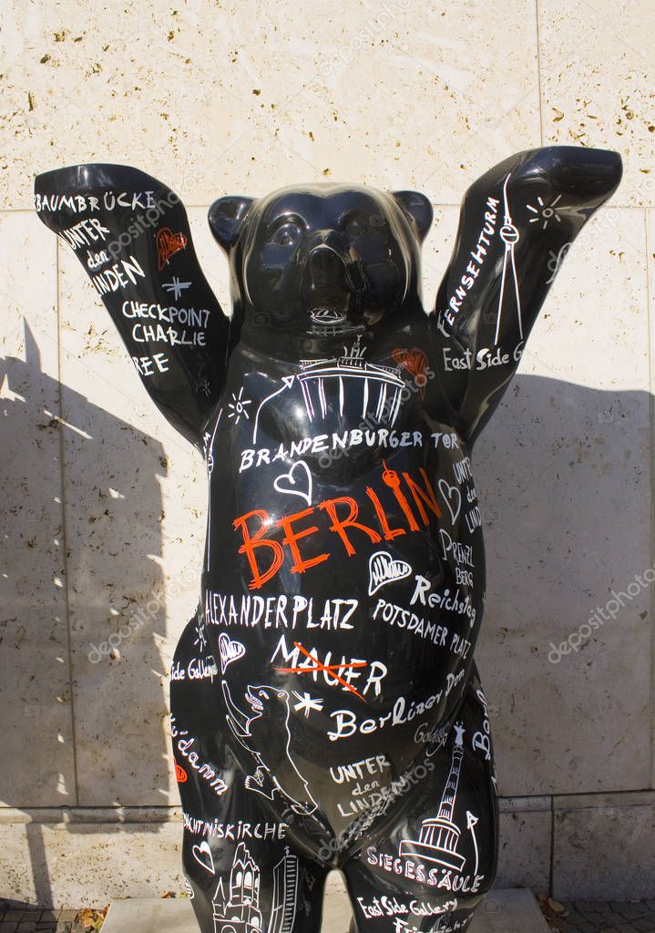 BERLÍN, ALEMANIA - 25 de septiembre de 2018: Escultura de oso decorada con coloridos motivos ...