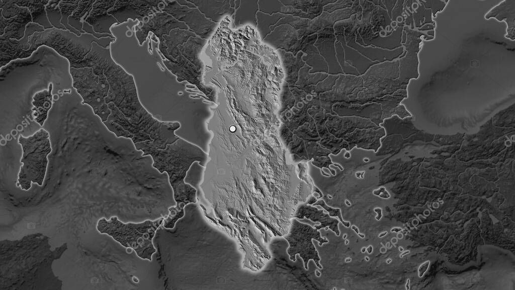 La zona destacada de Albania con el punto capital en el mapa desaturado ...