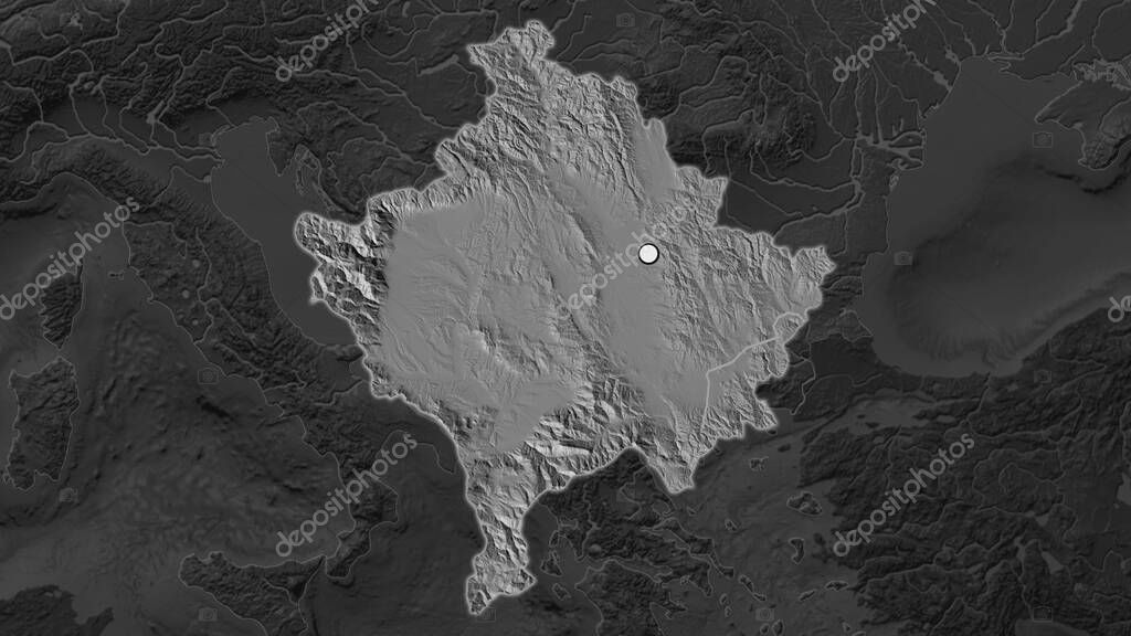 La zona destacada de Kosovo con el punto capital en el mapa desaturado ...