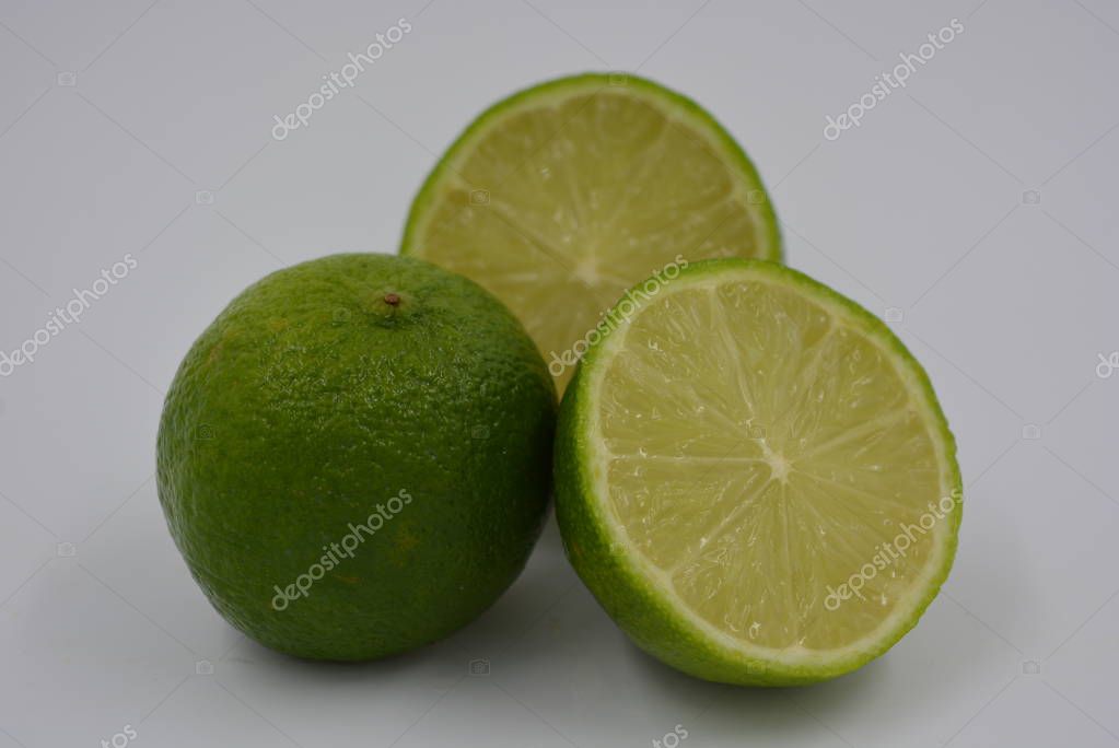 Fruto de lima en rodajas verdes en dos mitades pares idénticas con ...