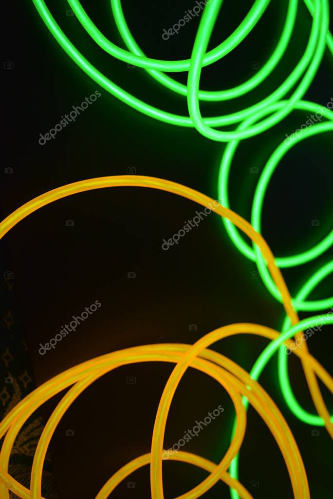 Brillantes hilos luminosos de ne n amarillo y verde, lima en diferentes ...