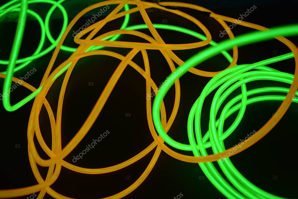 Brillantes hilos luminosos de neón amarillo y verde, lima en diferentes ...