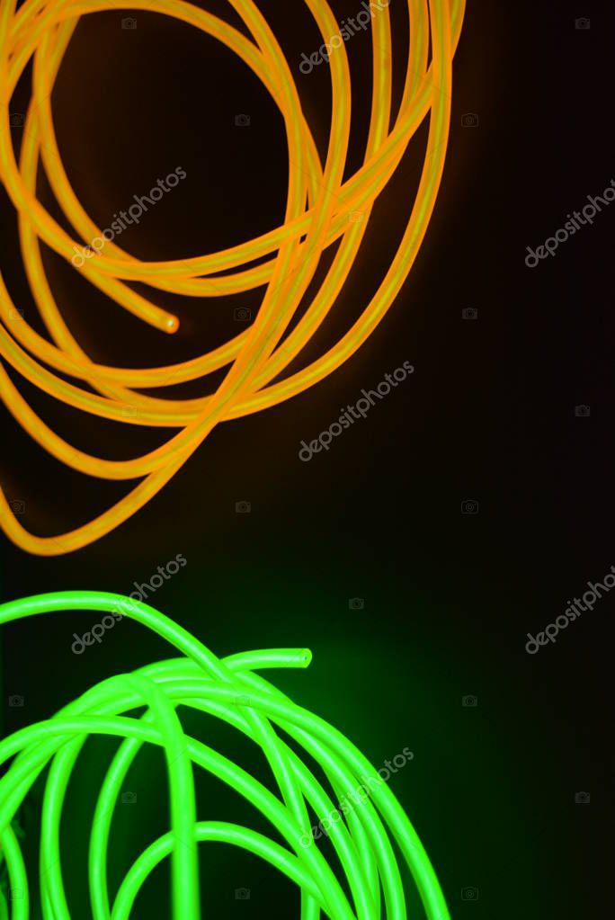 Brillantes hilos luminosos de neón amarillo y verde, lima en diferentes ...