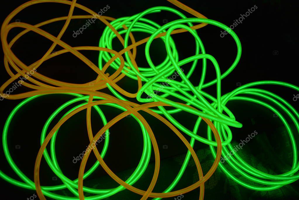 Brillantes hilos luminosos de neón amarillo y verde, lima en diferentes ...