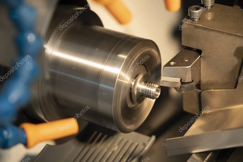 El torno CNC o la máquina de torneado que hace la banda de rodadura en ...