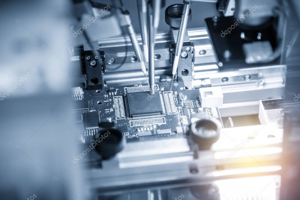 La l nea de producci n de la placa electr nica con el microchip en la escena azul claro. El ...