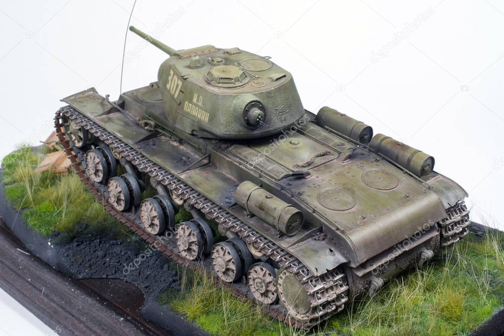 Tanque medio soviético KV-1C, destruye las armas enemigas en el campo ...