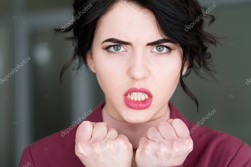 emoción cara furioso enojado mujer rabia dientes 2023