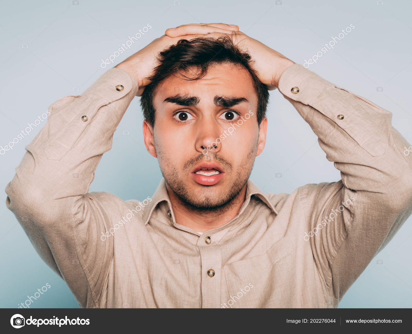 Aterrorizado chocado alarmado homem embreagem cabeça emoção fotos ...