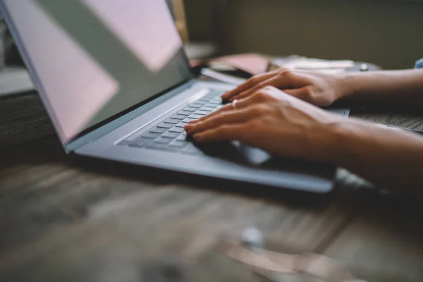 Fotos de Mãos notebook, Imagens de Mãos notebook sem royalties ...