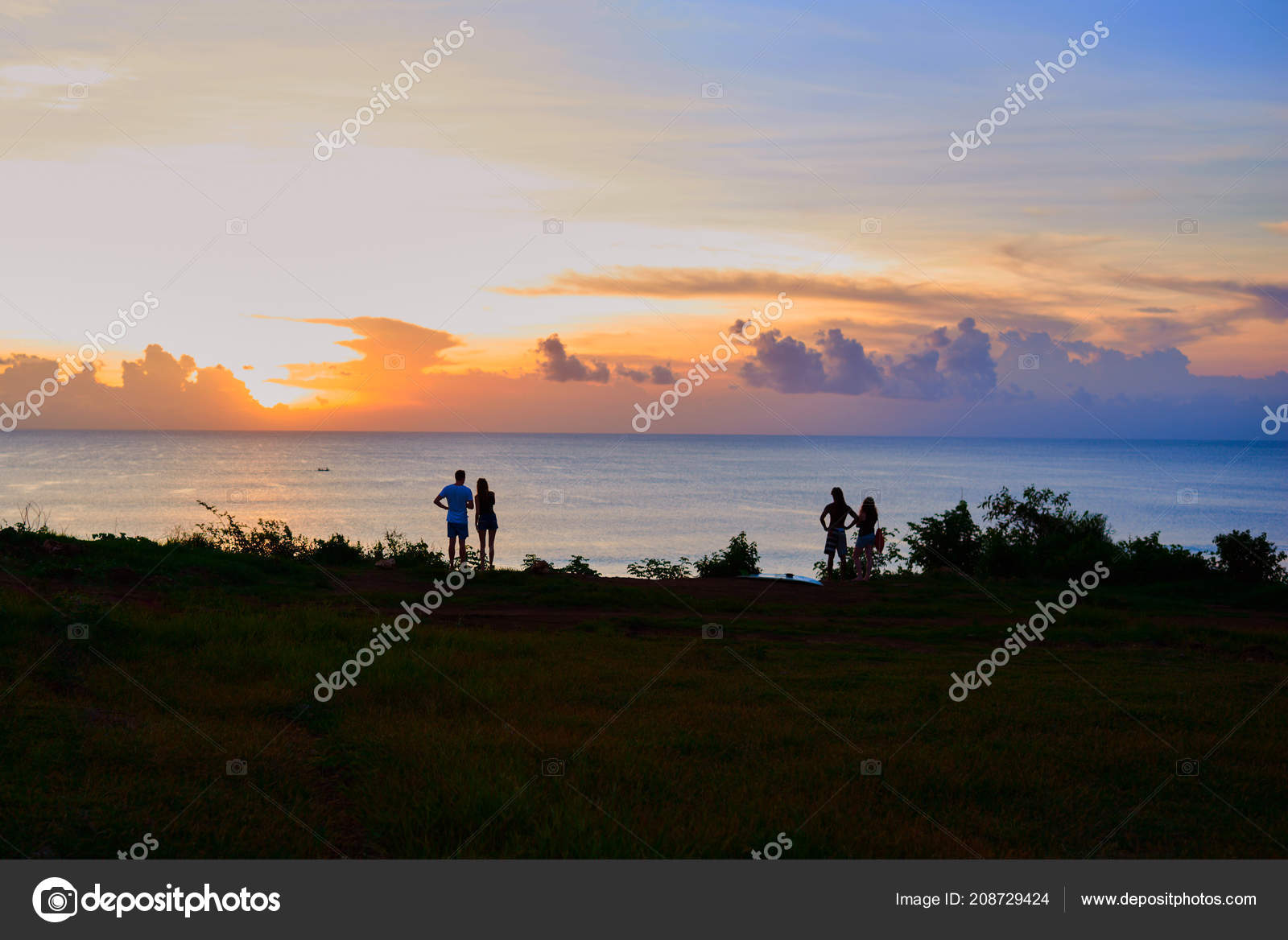 Silhouette Couple Looking Beautiful Sunset Top Cliff View Oceane ...