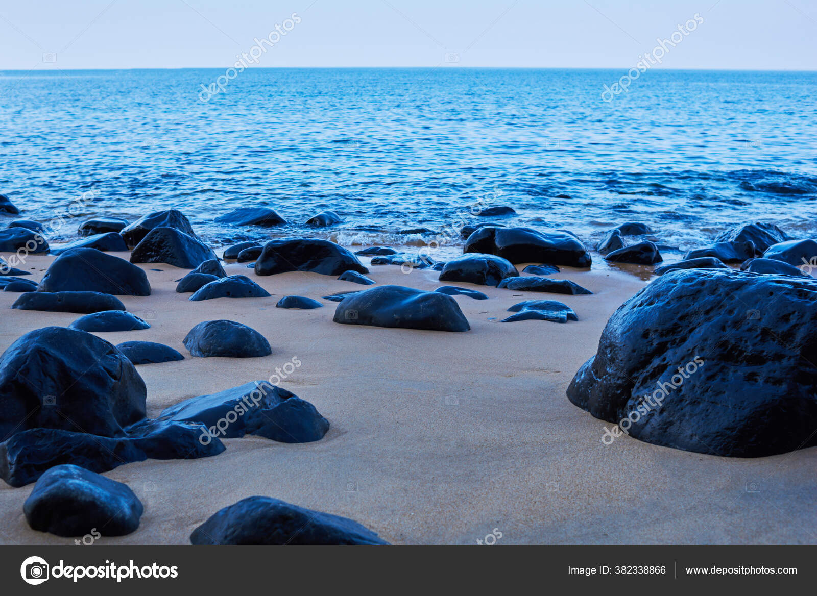 Paisaje Playa Con Enormes Rocas Una Playa Isla Tioman Malasia — Foto de ...