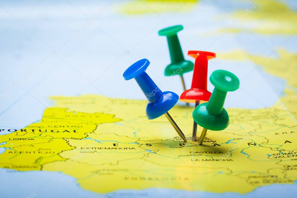 Puntos de destino de viajes en un mapa indicado con pinzas de colores 2023