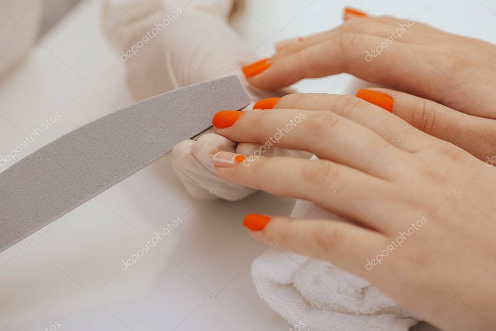 trabajador de manicura suavizar las uñas de los clientes con lima de ...