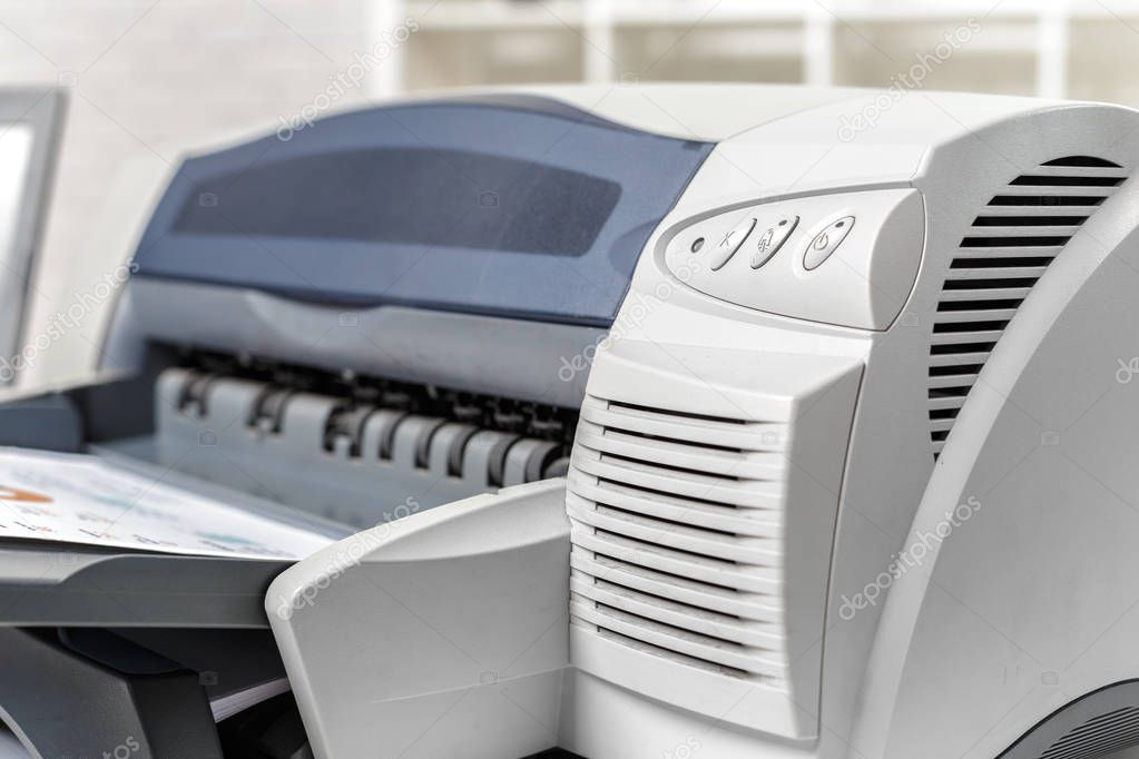 primer plano de la impresora moderna en la mesa de la oficina 2024