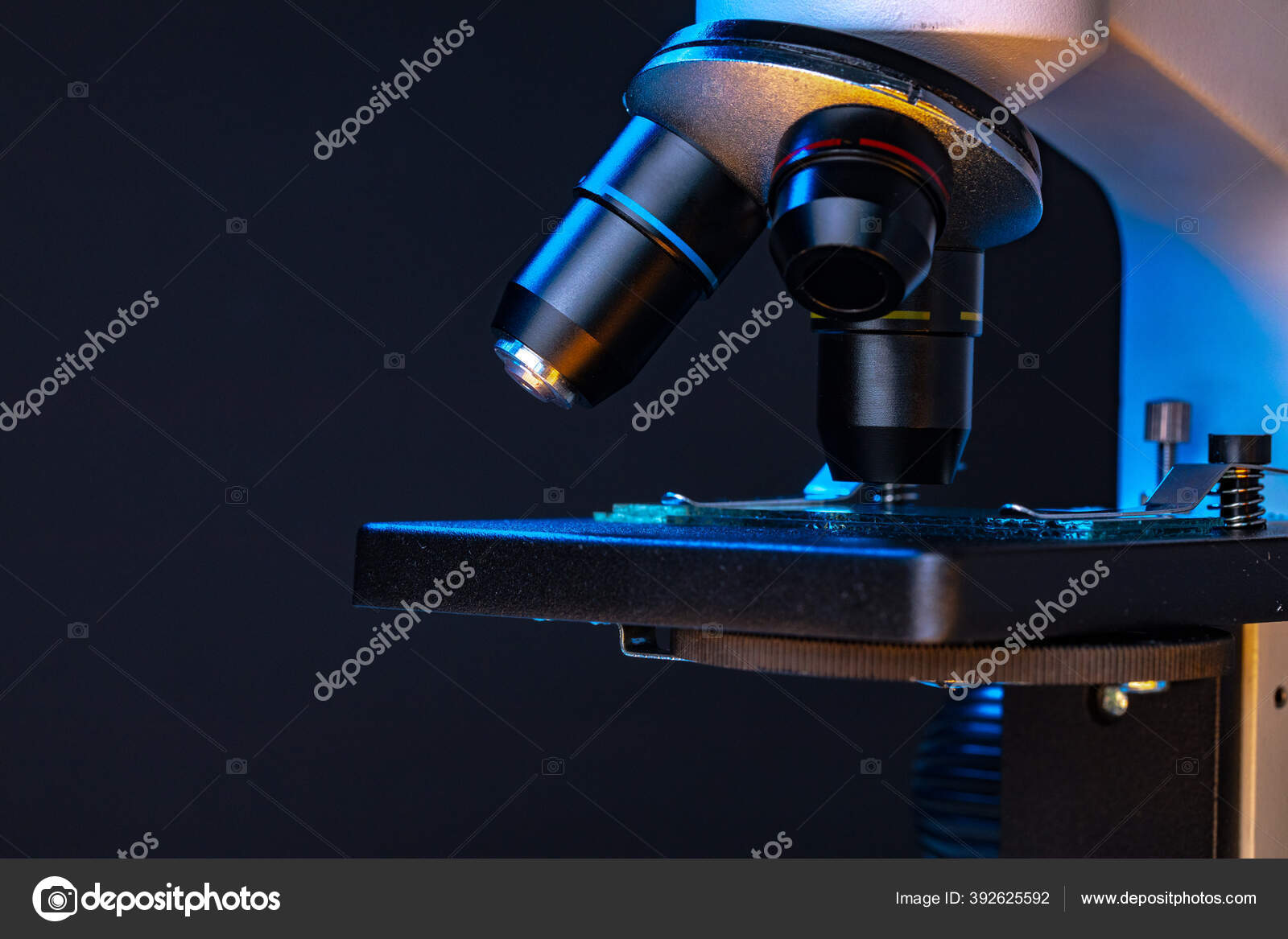 Microscópio com lentes de perto contra fundo escuro fotos, imagens de ...