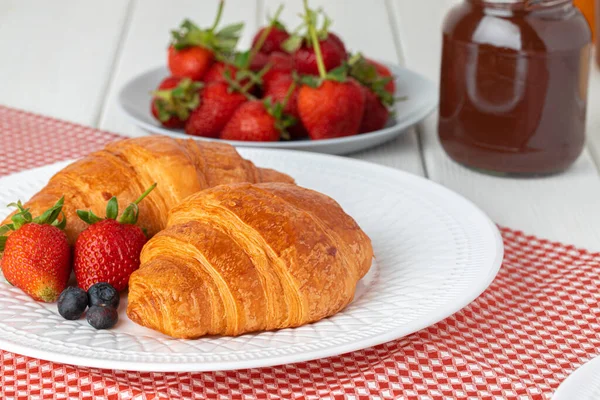 Croissant aux fraises Stock Photos, Royalty Free Croissant aux fraises Images | Depositphotos
