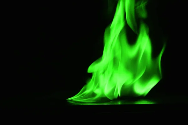 Fuego verde fotos de stock, imágenes de Fuego verde sin royalties ...