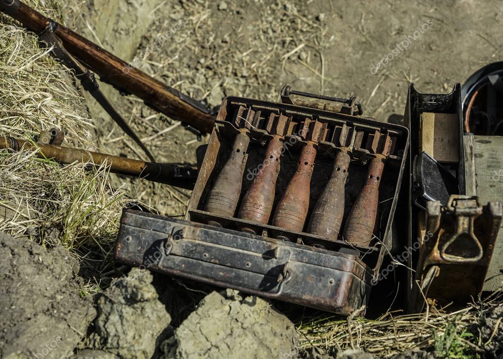Conchas de mortero oxidadas en la caja de metal. una mina de mortero y ...