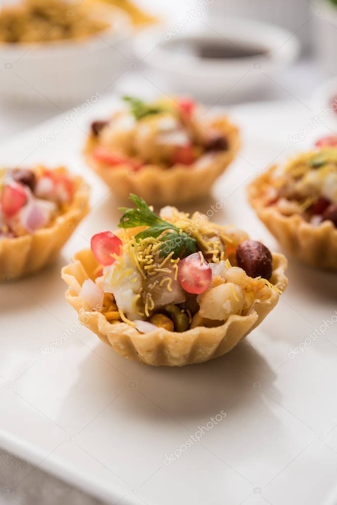 Canap crujiente o canap es una receta de entrada de la India Puri ...