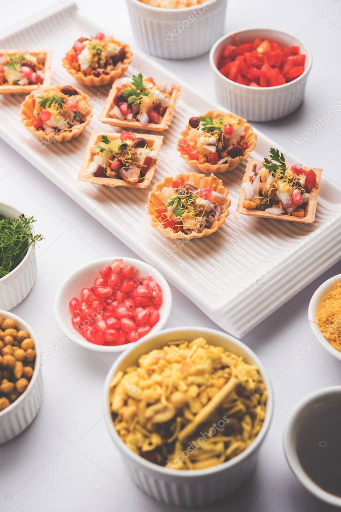 Canapé crujiente o canapé es una receta de entrada de la India Puri ...