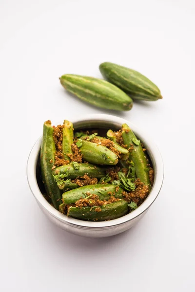 Estilo indio Bharwa Parwal o Paraval o Parval Sabzi seco o calabaza ...