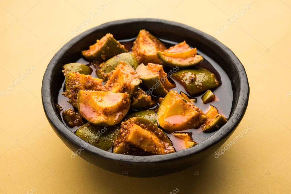 Mango Pickle hecho en casa o Aam ka Achar en un bol, enfoque selectivo 2024