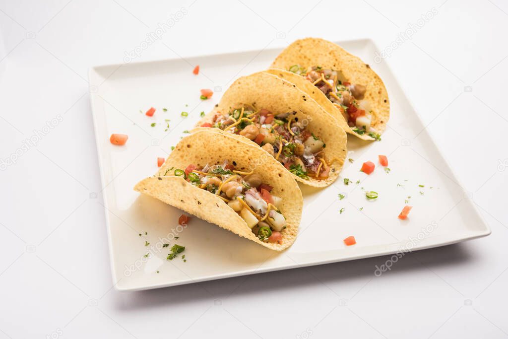 Masala Papad Tacos es una receta de aperitivo indio hecha al estilo de ...