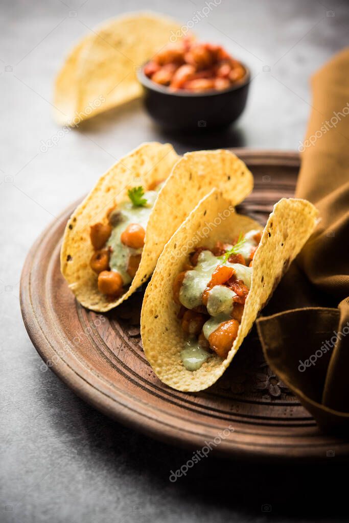 Masala Papad Tacos es una receta de aperitivo indio hecha al estilo de ...