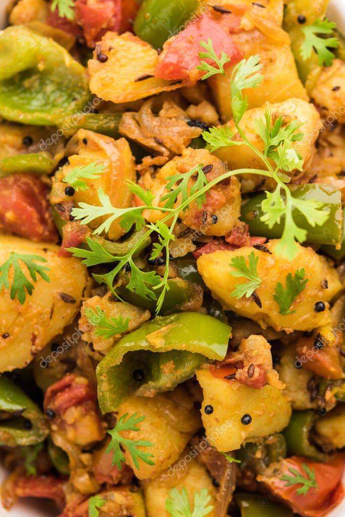 Aloo capsicum sabzi o papa y pimiento sabji es una receta vegetariana ...