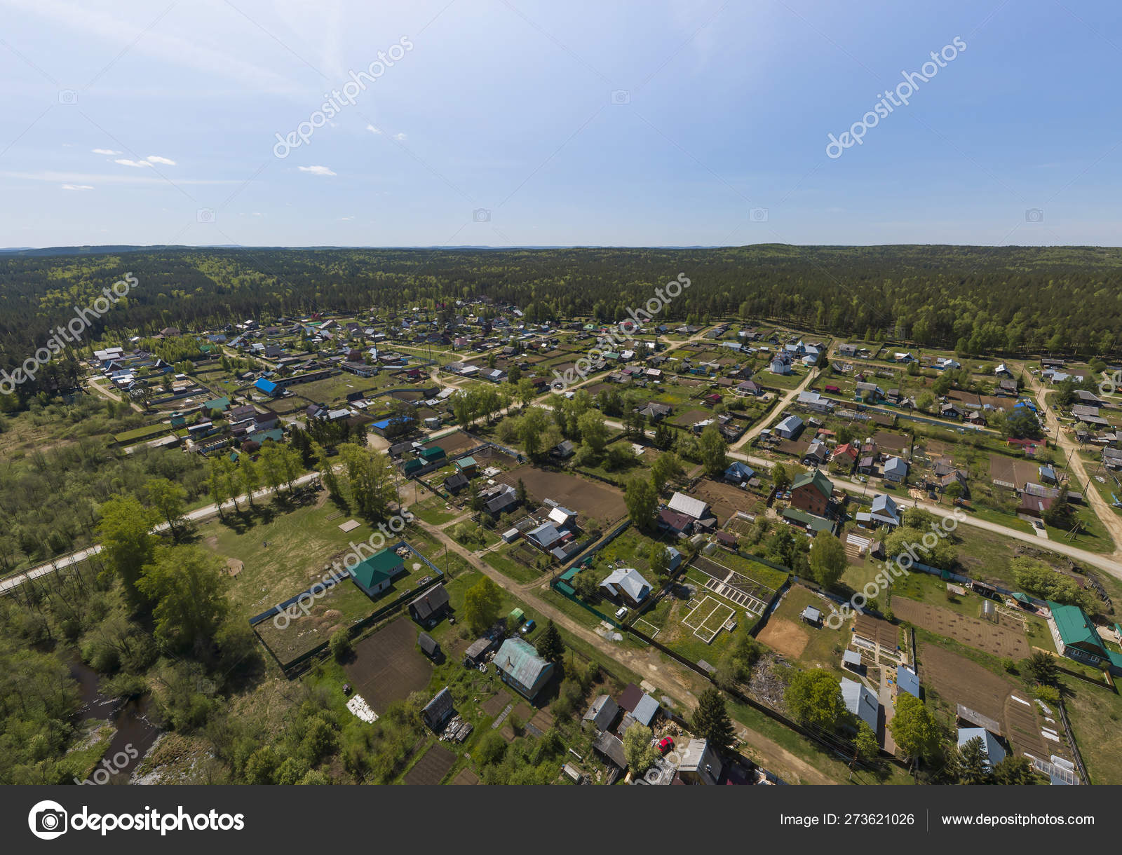 Kamenka village surrounded by forest, Sunny day, summer, Aerial — Stock ...