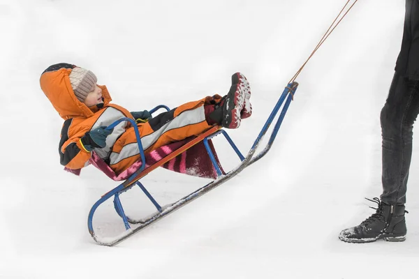 Matka dziecko sanki Stock Photos, Royalty Free Matka dziecko sanki Images | Depositphotos