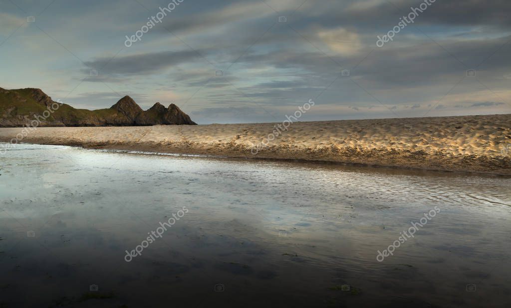 El arroyo o río que disecciona Three Cliffs Bay en la península de ...