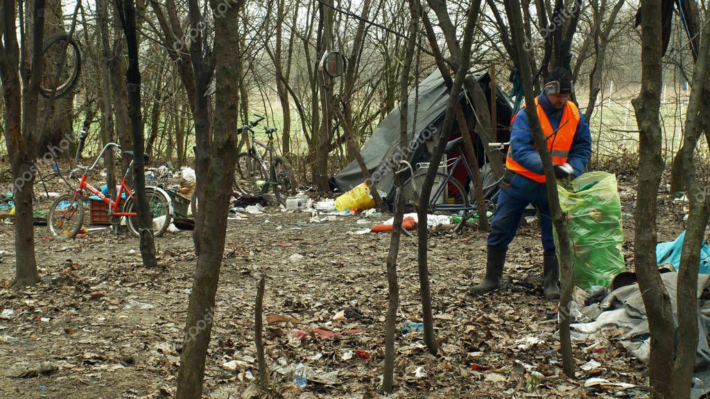 OLOMOUC, REPÚBLICA CHECA, 2 DE ENERO DE 2019: El hombre recoge basura y basura recoge bolsa ...