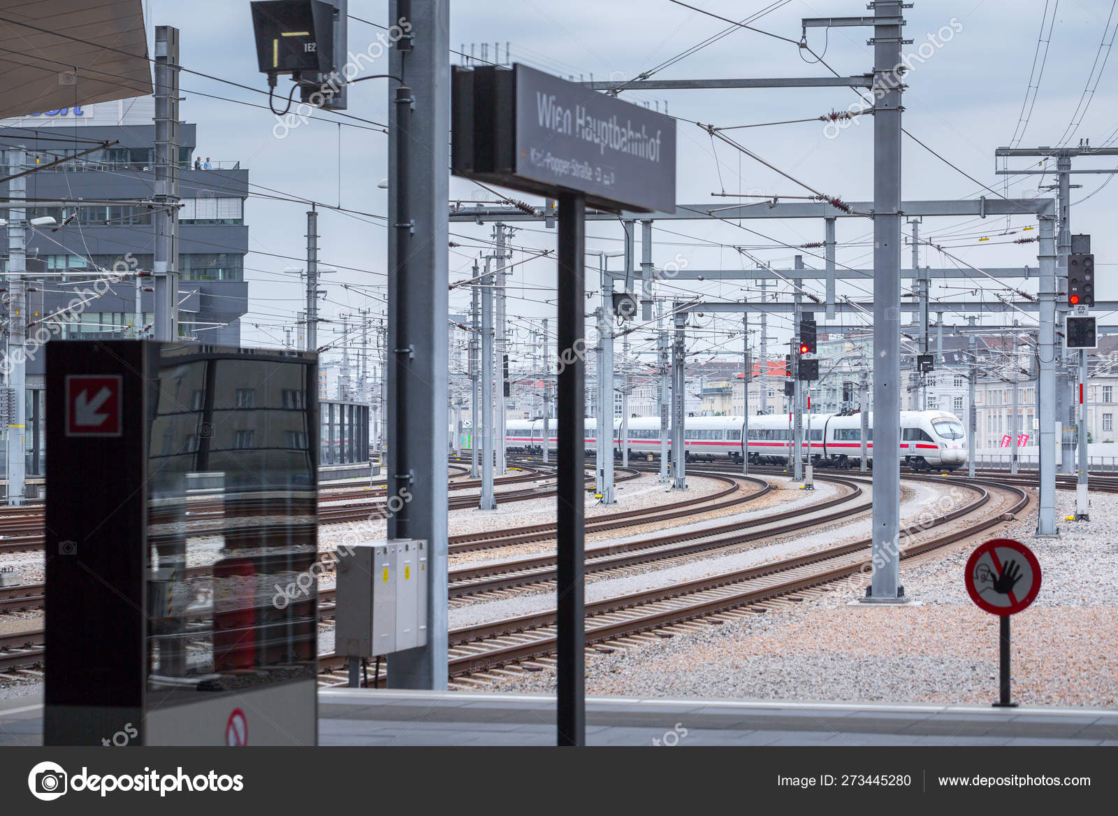 VIENNA, AUSTRIA - MAY 27: The Intercity-Express Deutsche Bahn I — Stock ...