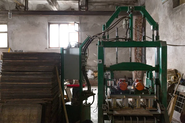 Industrial production of building cement pressed materials. Hydraulic ...