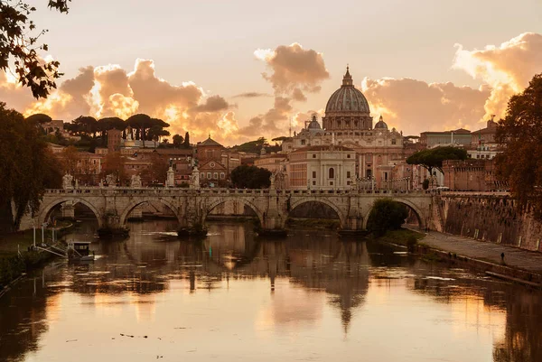 Beautiful sunset view of Rome along River Tiber with the iconic St ...
