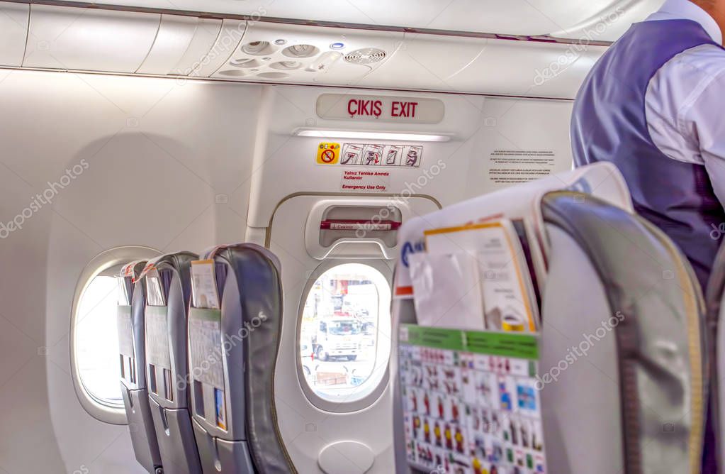 Señal de salida de emergencia en el avión. 2024