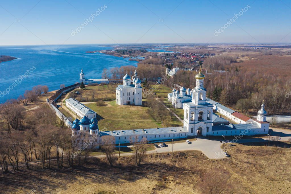 Vista de los templos del monasterio de St. Yuriev (fotograf a a rea ...