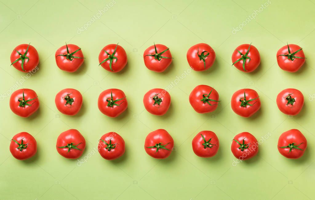 Patrón creativo de tomates rojos sobre fondo verde. Vista superior ...