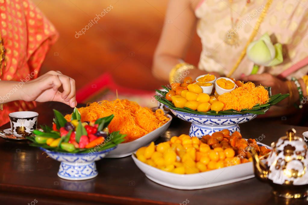 Postres tradicionales tailandeses hechos con yema de huevo y hervidos ...