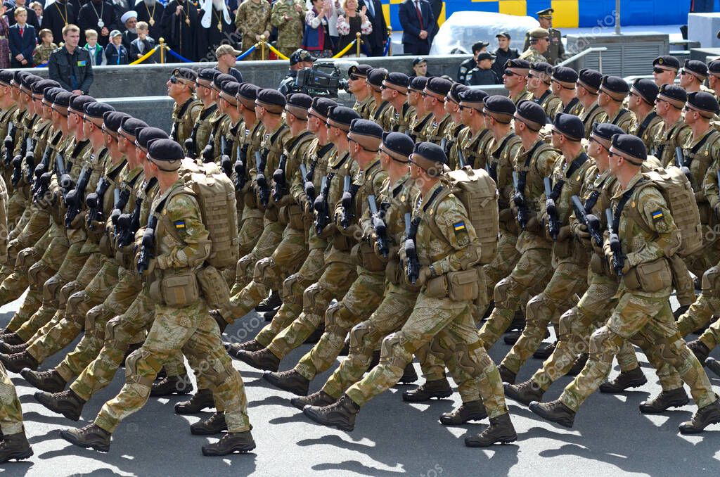 Soldados de las fuerzas de la Infantería de Marina marchando en una ...