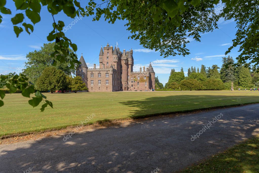 Vista del Castillo Glamis en Escocia. El castillo Glamis está situado ...