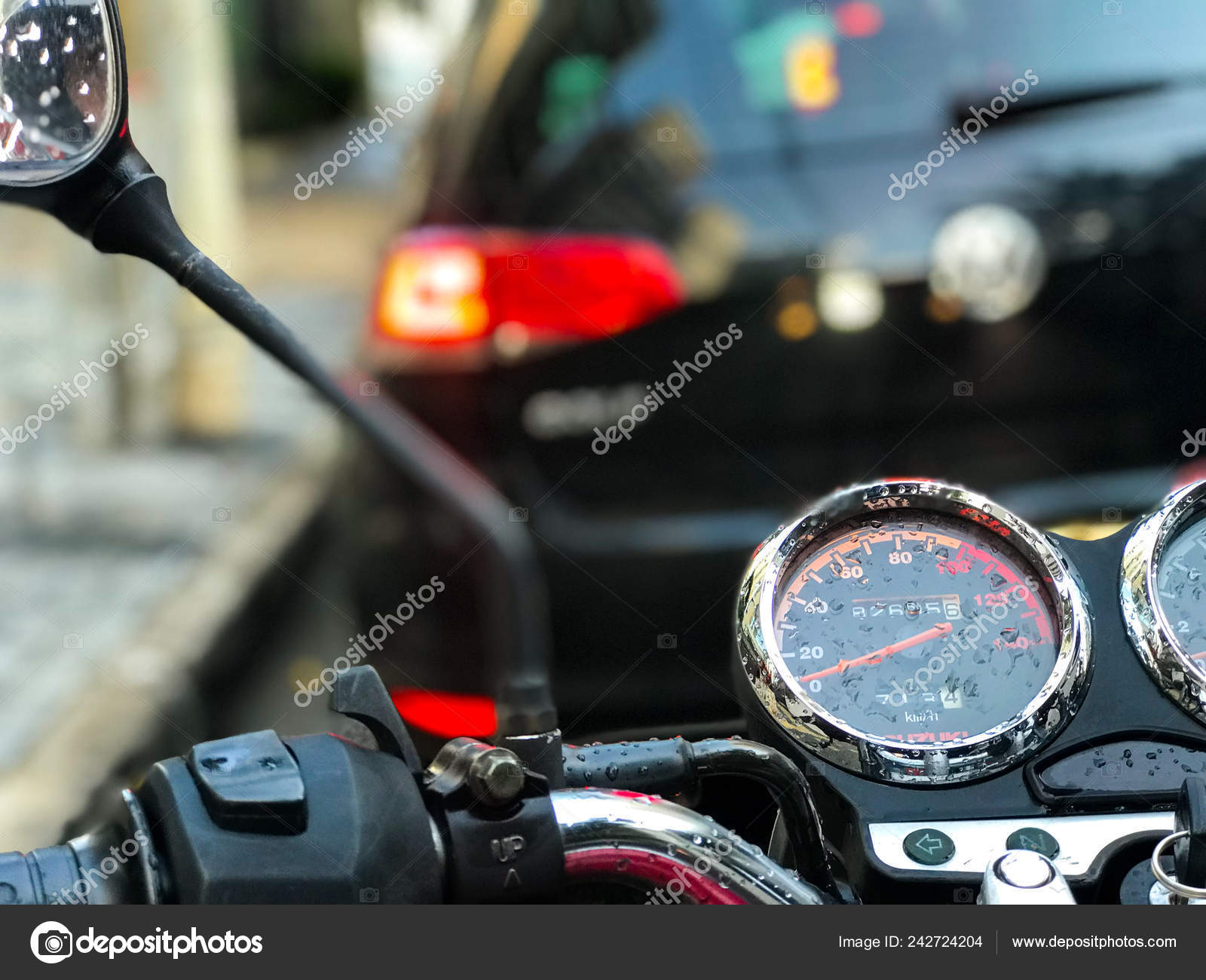 Panel Mojado Motocicleta Con Tráfico Fondo Simulando Visión Del Piloto ...
