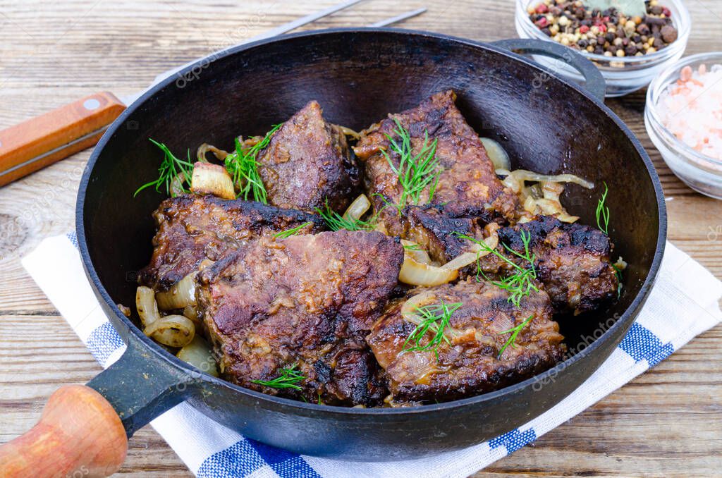 Platos de carne de hígado. Carne frita, hígado de ternera en sartén ...
