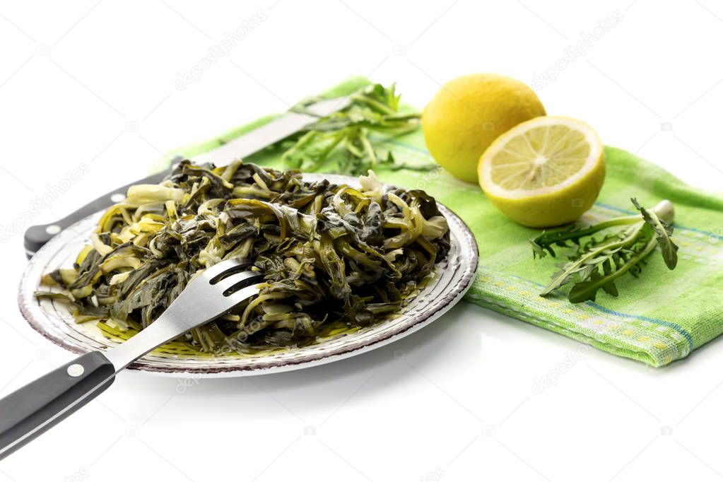 Cocina cretense. Un plato de hierba hervida rara, silvestre, útil ...