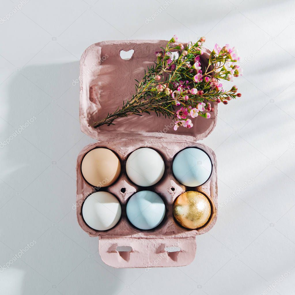 Huevos de color natural en caja de huevos decorados con flores en la ...