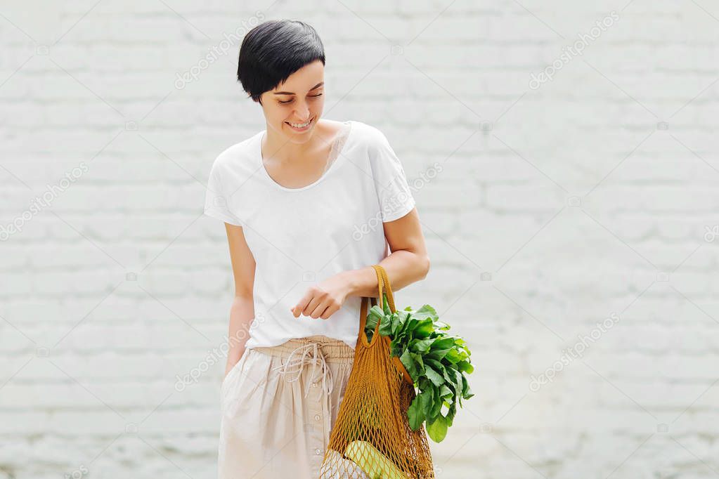 Mujer joven en ropa ligera de verano con una bolsa ecológica de ...