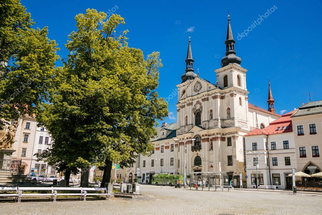 Iglesia de San Ignacio en la plaza Masaryk, catedral barroca, Jihlava, República Checa. julio 05 ...